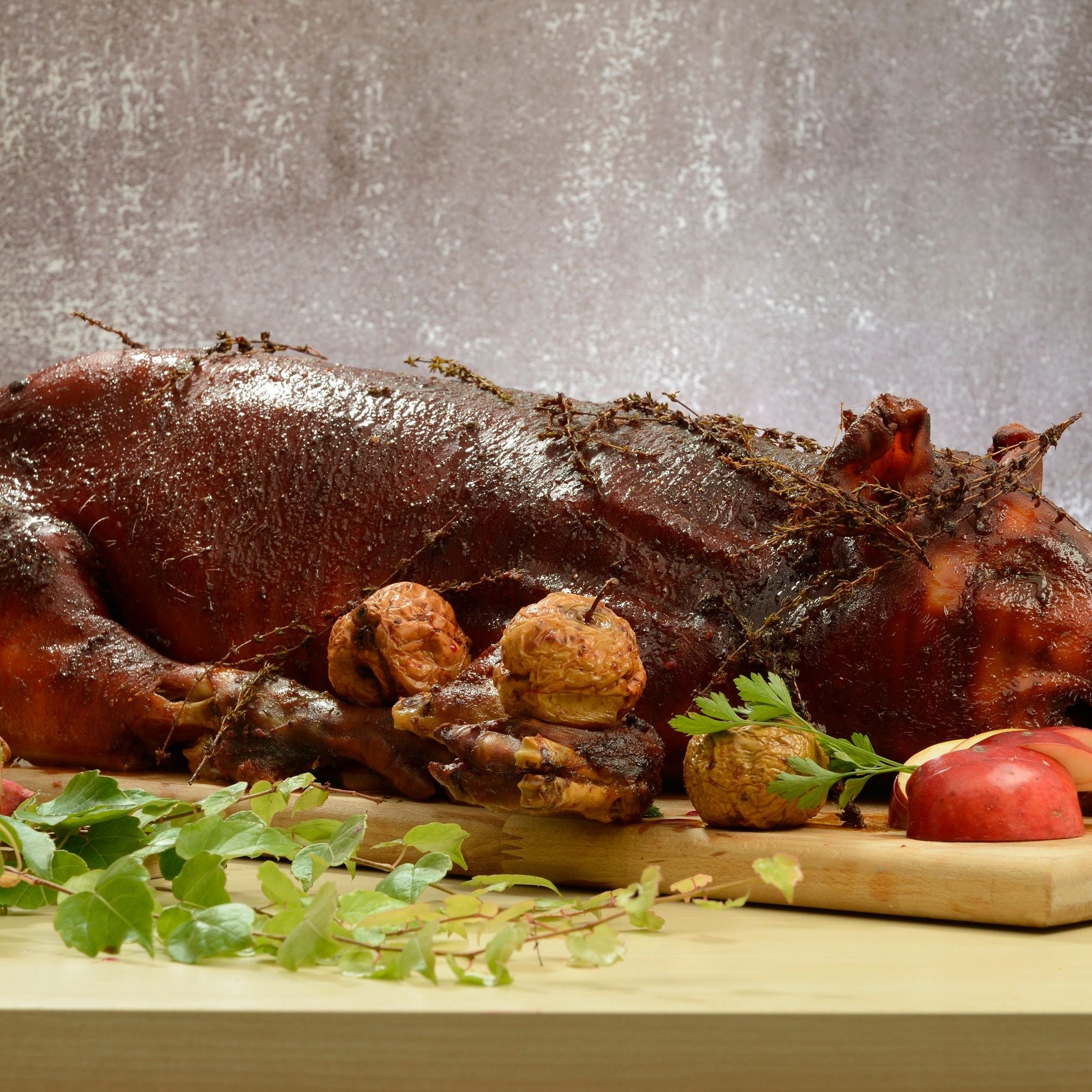 Purcel de lapte cu umplutură de mere și gutui, glazurat cu miere și co ...